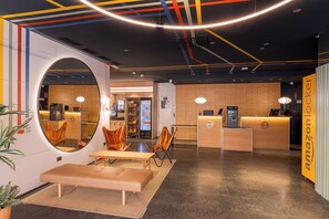 Um interior moderno com balcão de recepção, área de estar e armários.