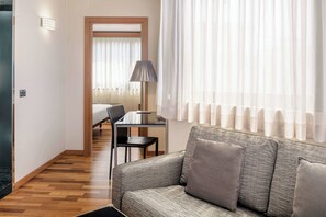 Quarto Familiar, 1 cama king-size e sofá-cama | Sala de estar | Televisor de ecrã plano de 43 polegadas com canais via satélite 