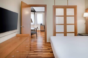 Quarto Familiar, 1 cama king-size e sofá-cama | Minibar, cofre no quarto, com mobília individualizada, secretária 