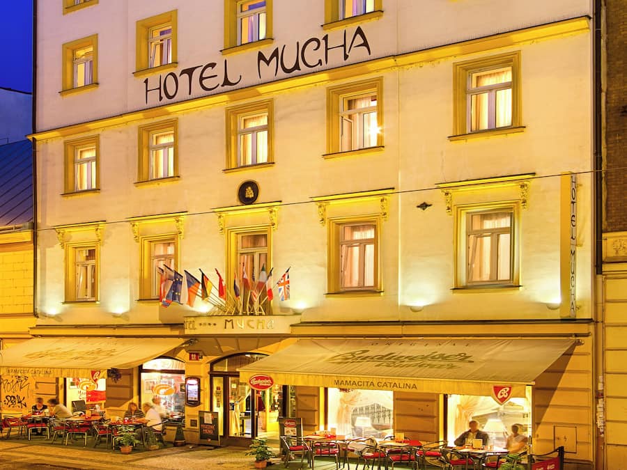 Fachada do alojamento (tarde/noite)