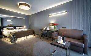 Quarto triplo luxo | 1 quarto, roupas de cama antialérgicas, camas Select Comfort, frigobar