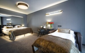 Quarto triplo luxo | 1 quarto, roupas de cama antialérgicas, camas Select Comfort, frigobar