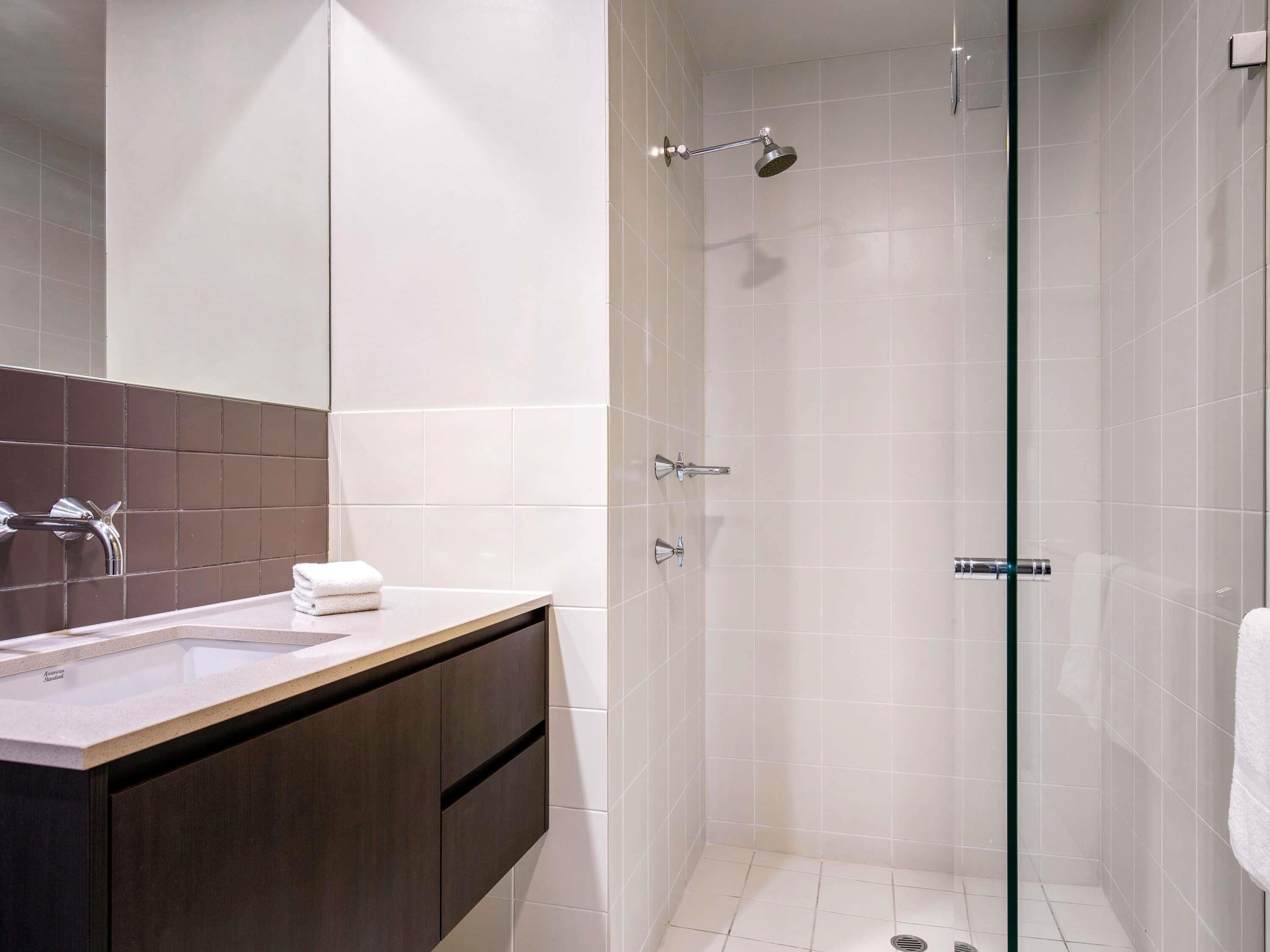 Cofre no quarto, secretária, ferro/tábua de engomar 