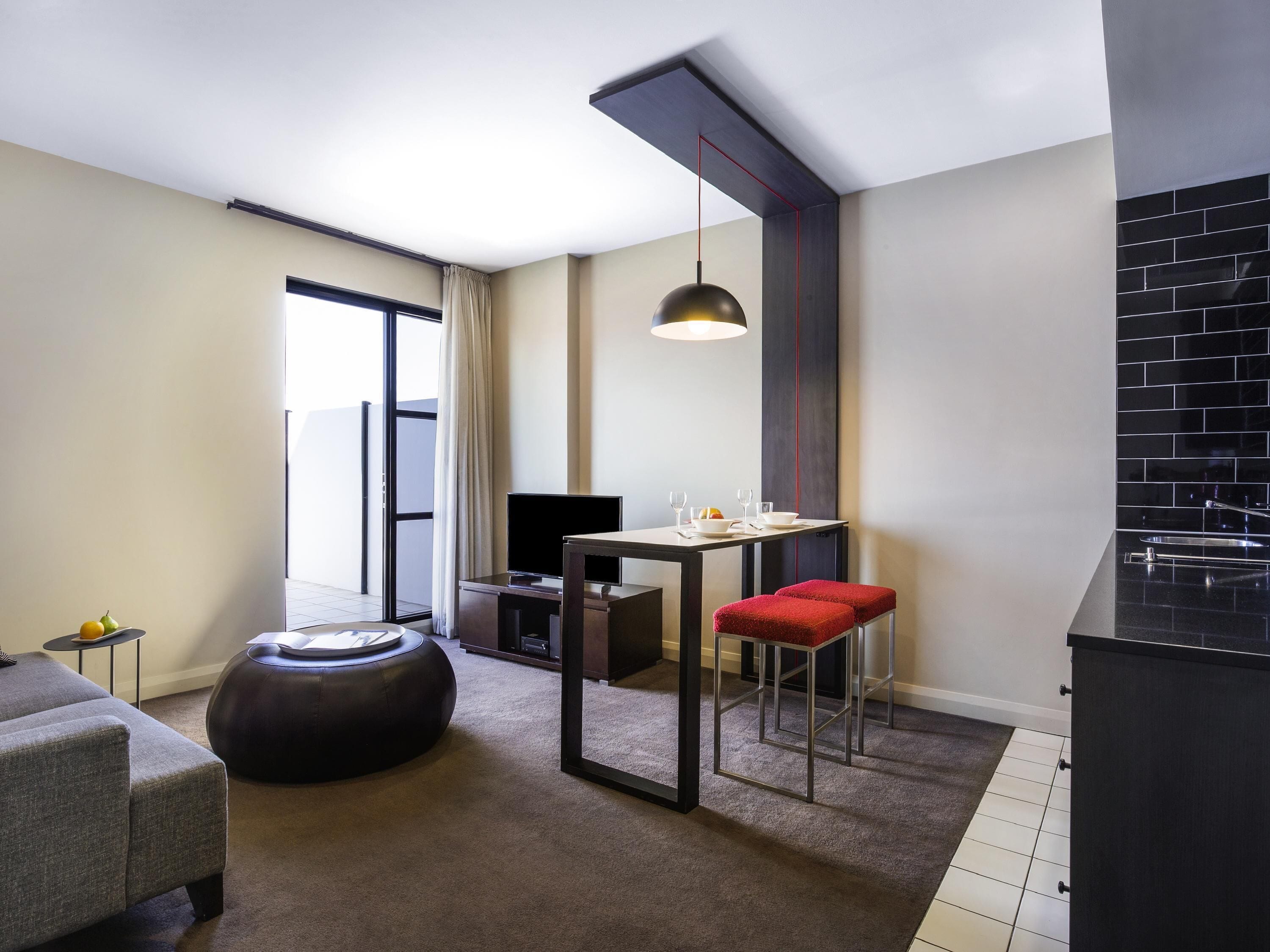 Cofre no quarto, secretária, ferro/tábua de engomar 