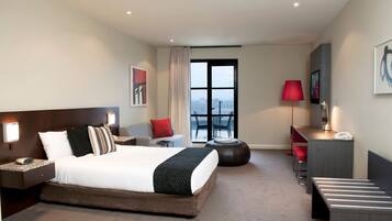 Cofre no quarto, secretária, ferro/tábua de engomar