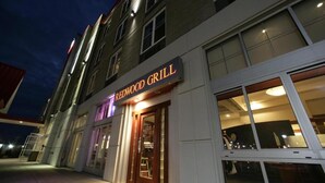 Um edifício com uma placa que diz "REDWOOD GRILL".