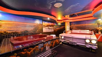1 King Bed, Non Smoking, Jetted Tub Suite (Jungle, Cave, or 50s Theme) | Com decoração personalizada, cortinas/cortinados opacos