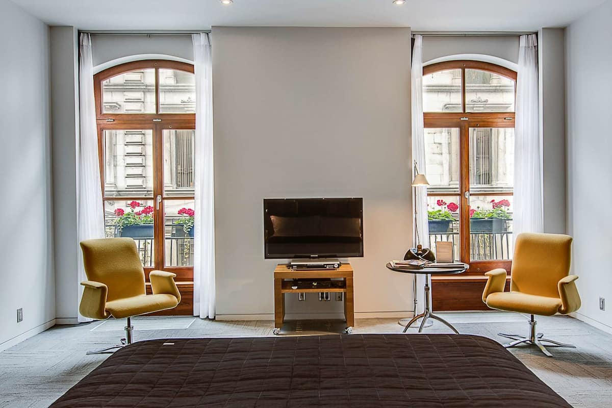 Loft Deluxe | Roupa de alta qualidade, cofre com capacidade para portátil