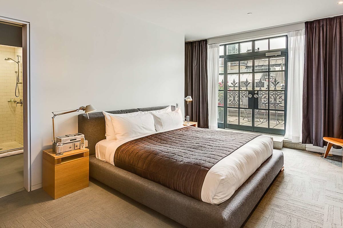Quarto Deluxe, terraço | Roupa de alta qualidade, cofre com capacidade para portátil