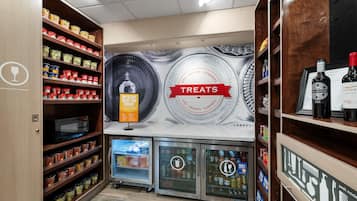 Quiosque de bebidas com seleção de opções e aviso de petiscos disponíveis.