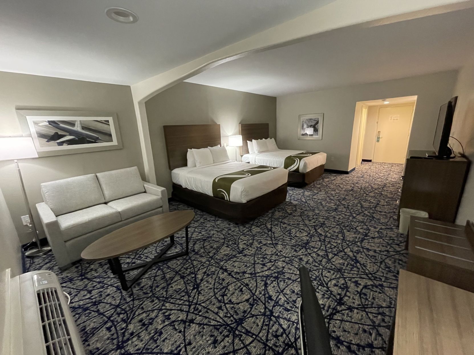 Secretária, secretária adequada para computadores portáteis 