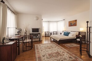 Quarto Duplo Exclusivo | Minibar, cofre no quarto, secretária, ferro/tábua de engomar 