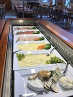 Pequeno-almoço tipo buffet diário (130 DKK por pessoa) 
