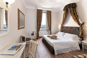 Roupas de cama antialérgicas, frigobar, cofres nos quartos, escrivaninha