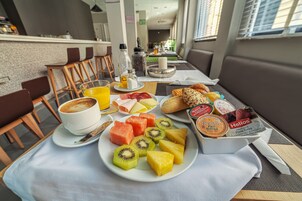 Pequeno-almoço tipo buffet diário (8 EUR por pessoa) 