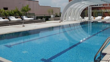 Piscina interior, piscina exterior, espreguiçadeiras