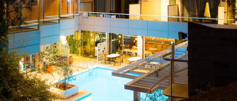 Piscina externa, guarda-sóis, espreguiçadeiras