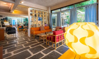 Área de estar no saguão