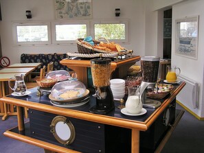 Pequeno-almoço tipo buffet diário mediante uma taxa 