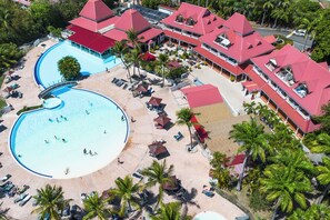 2 piscinas exteriores, guarda-sóis, espreguiçadeiras 