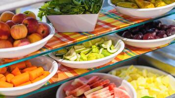 Buffet com diversas frutas e legumes.