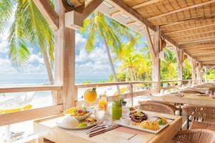 3 restaurantes, pequenos-almoços servidos