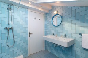 Dortoir privé de 4 personnes avec terrasse | Casa de banho | Chinelos, toalhas fornecidas 