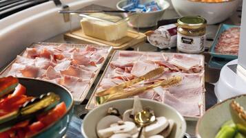 Uma bancada de cozinha com diversos alimentos e utensílios.