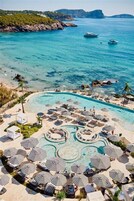 3 piscinas exteriores, guarda-sóis, espreguiçadeiras 