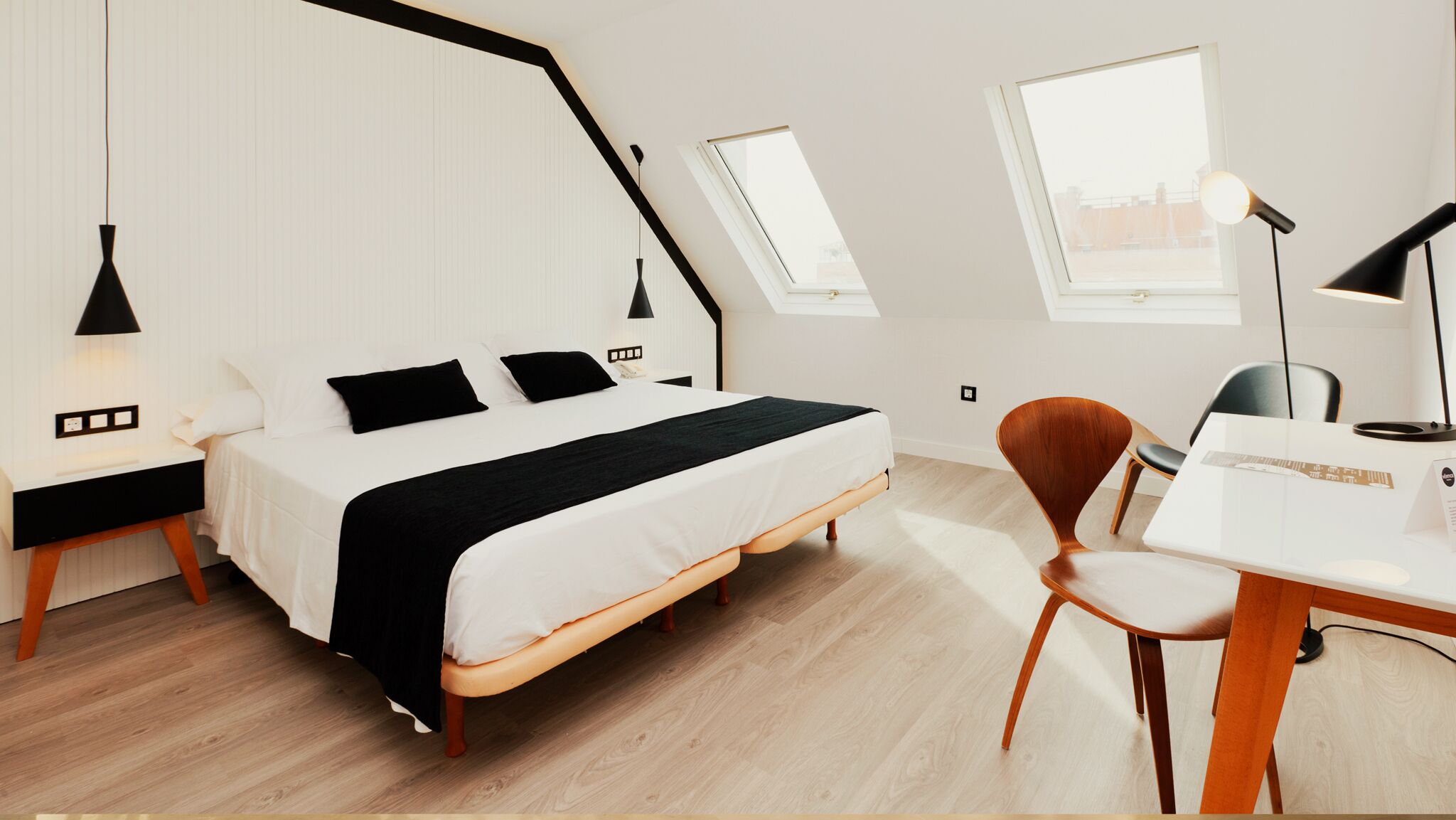 Minibar, cofre com capacidade para portátil, secretária 