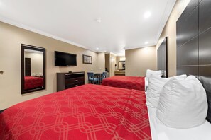 Quarto standard, 2 camas Queen, para não fumantes | Cortinas blackout, ferros/tábuas de passar roupa, Wi-Fi de cortesia