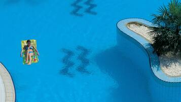 4 piscinas exteriores, guarda-sóis, espreguiçadeiras