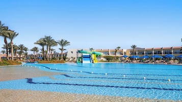 4 piscinas exteriores, guarda-sóis, espreguiçadeiras