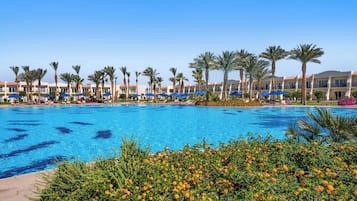 4 piscinas externas, guarda-sóis, espreguiçadeiras