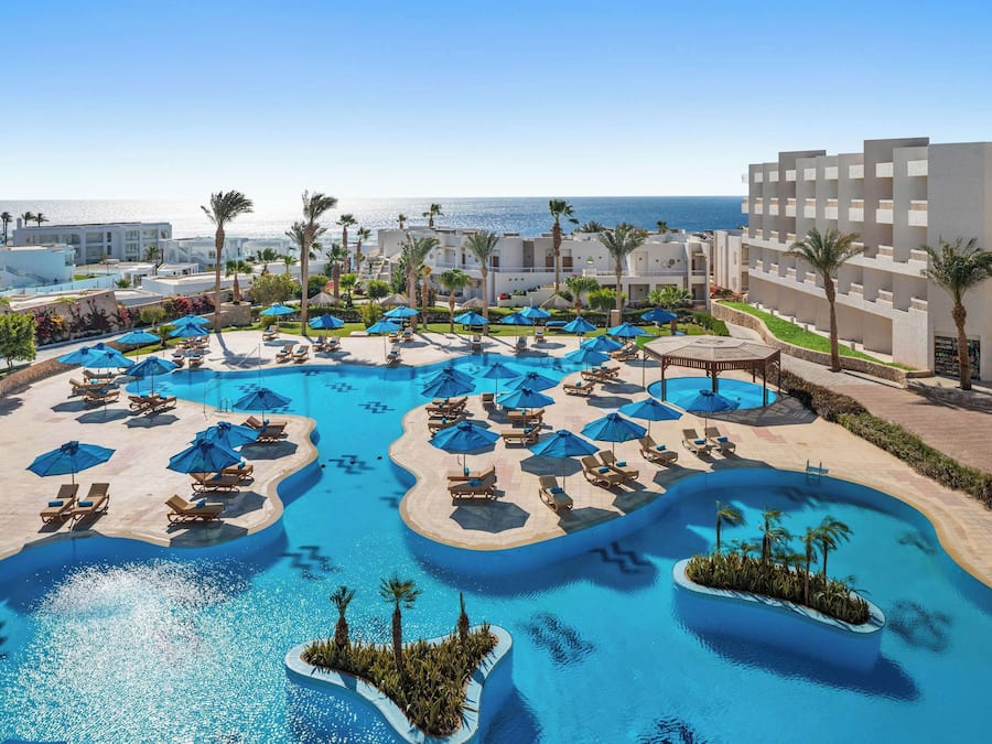 4 piscinas exteriores, guarda-sóis, espreguiçadeiras