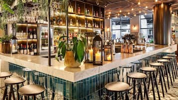 Pequenos-almoços, almoços, jantares servidos, cozinha internacional