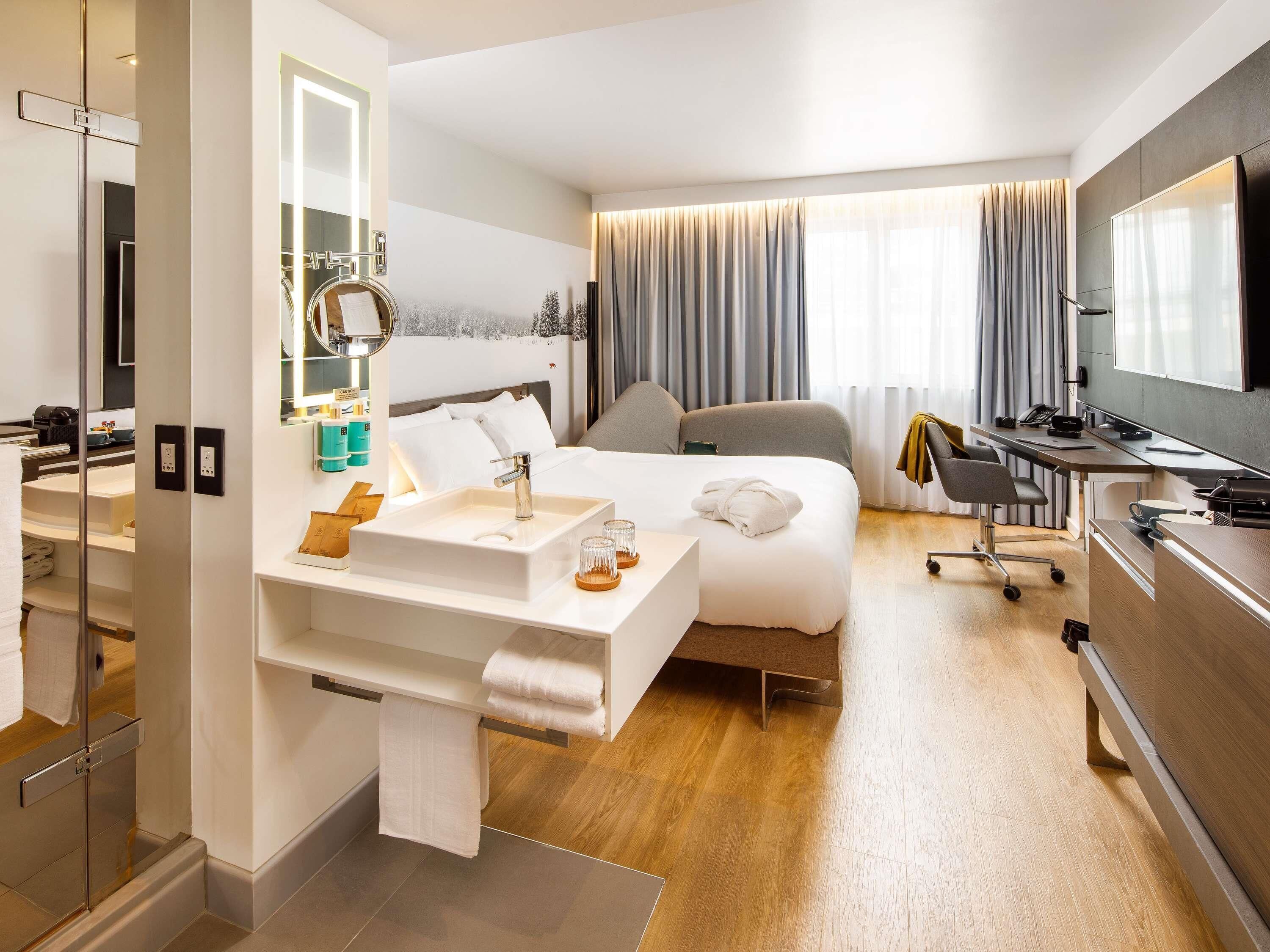 Roupa hipoalergénica, minibar, cofre no quarto, secretária 