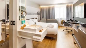 Roupa hipoalergénica, minibar, cofre no quarto, secretária