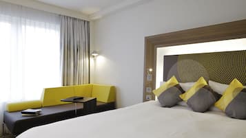 Roupa hipoalergénica, minibar, cofre no quarto, secretária