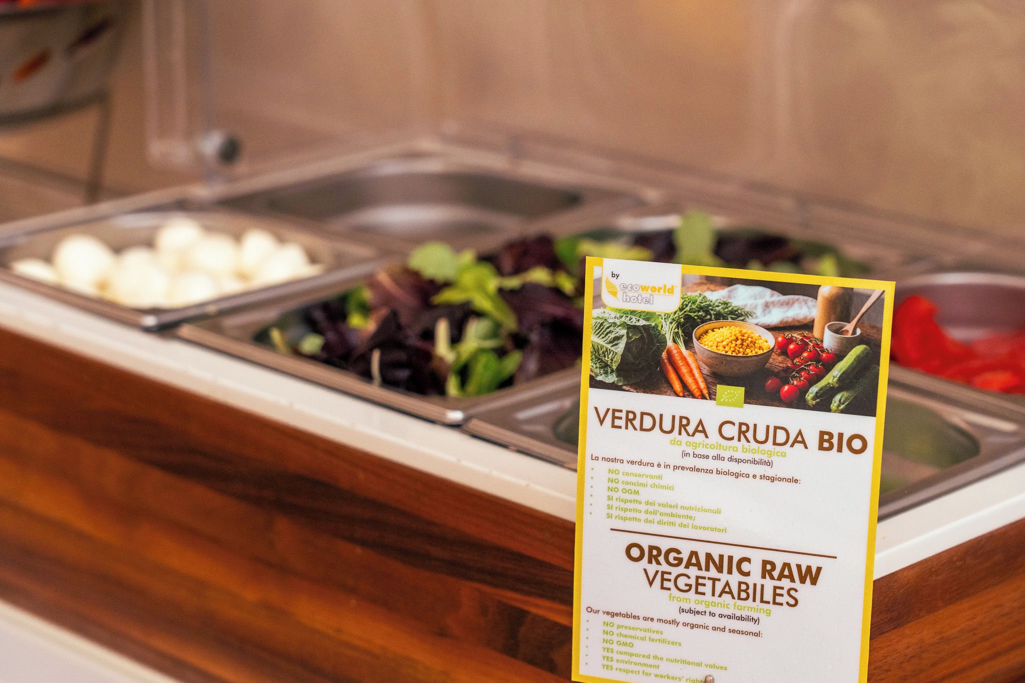 Um bar de saladas com diversos vegetais orgânicos.