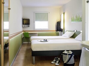 Quarto, 2 camas individuais | Cofre no quarto, quartos insonorizados, ferro/tábua de engomar 