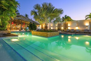 Piscina externa, espreguiçadeiras