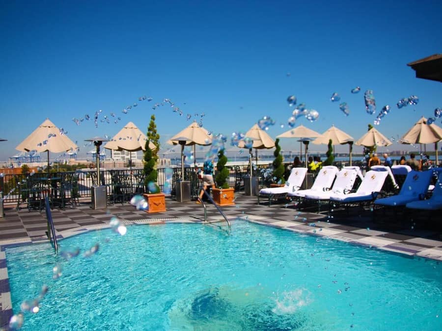 Piscina exterior, espreguiçadeiras