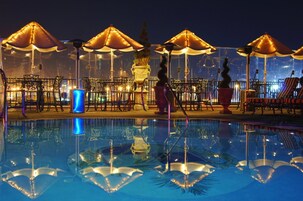 Piscina externa, espreguiçadeiras