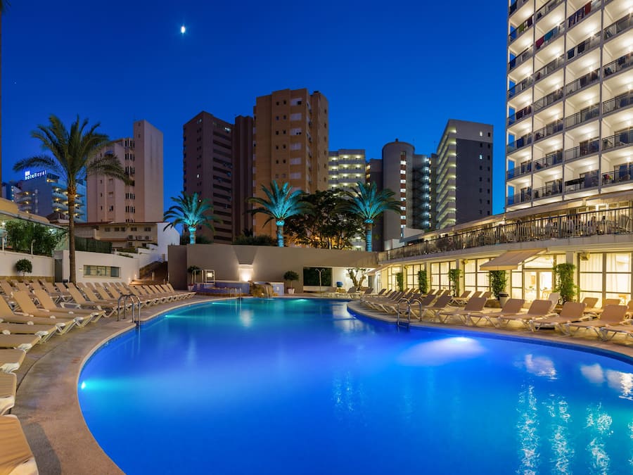 2 piscinas interiores, piscina exterior, guarda-sóis, espreguiçadeiras