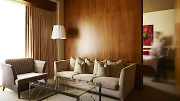 Uma sala de estar moderna com sofá, poltrona e mesa de centro.