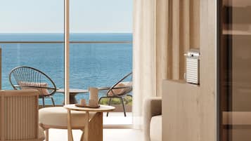 Varanda com vista para o mar, equipada com cadeiras e mesa.