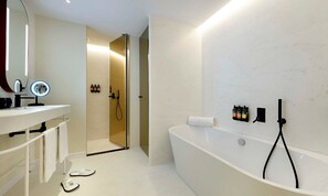 Artigos de higiene pessoal grátis, um secador de cabelo, roupões 