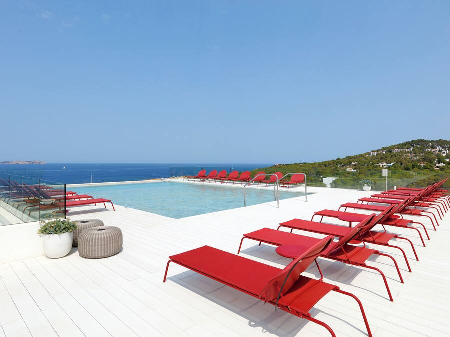 3 piscinas exteriores, guarda-sóis, espreguiçadeiras