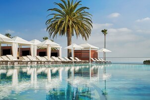 3 piscinas externas, barracas, guarda-sóis